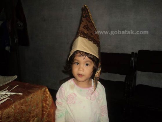 Asli Topi Gotong Dari Batak Simalungun, Kok Batik? | Gobatak